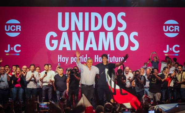 Mientras define su interna, la UCR arranca el 2023 con recorrida de sus ...