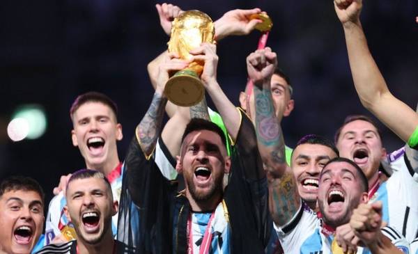 Argentina y Messi levantando la Copa: la foto que pasó a la historia ...